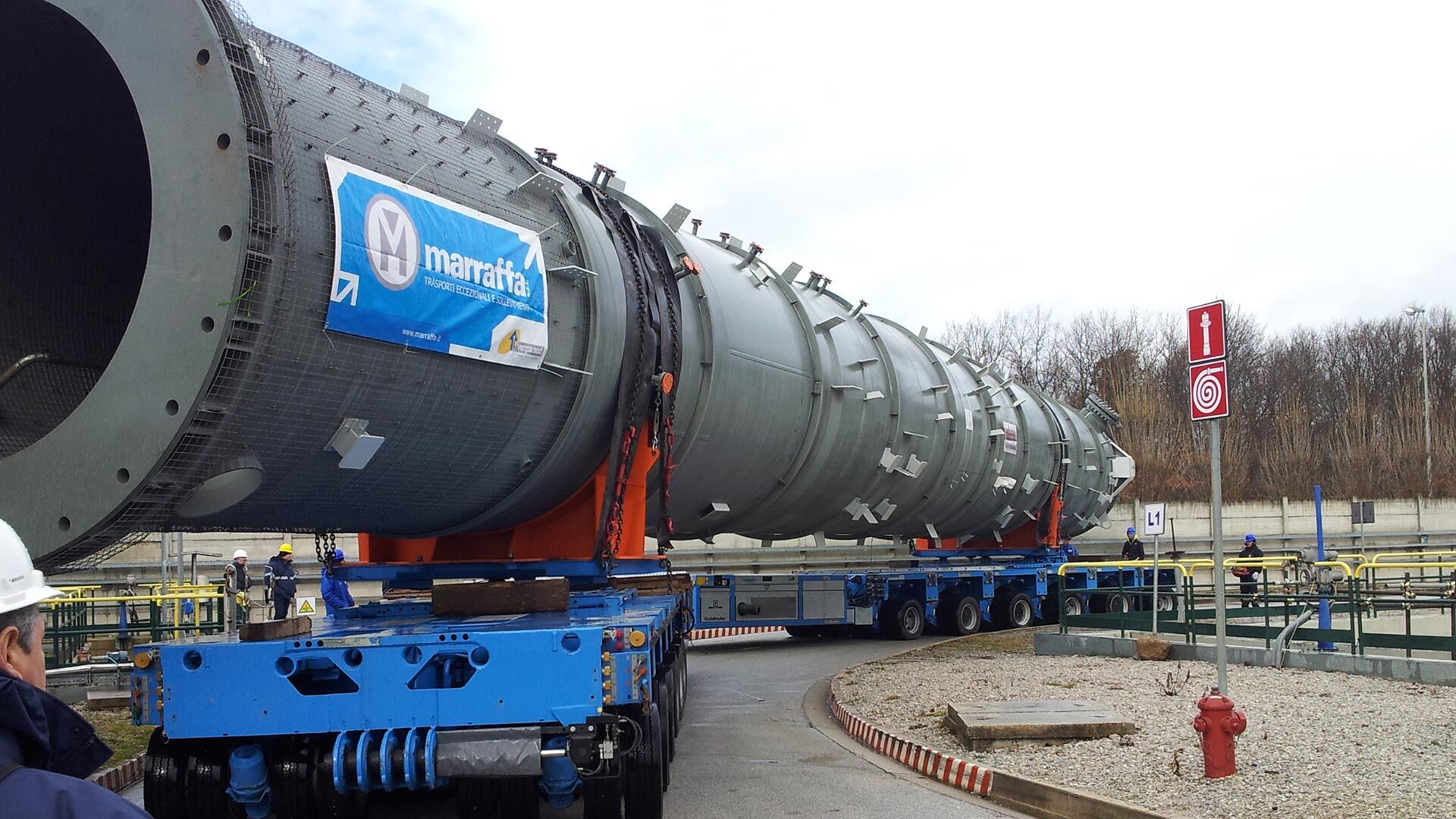 Exceptional transport of No. 1 a Column, 35.00 meters long and 136 tons ...